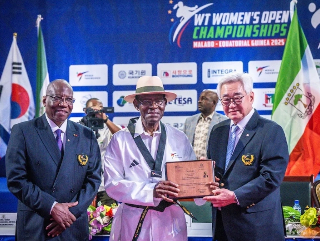 [게시판] 적도기니 대통령에 태권도 명예 9단