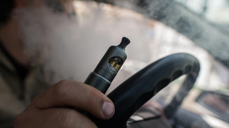 Vapen am Steuer: E-Zigarette zählt als Handy – Richter fällen ...