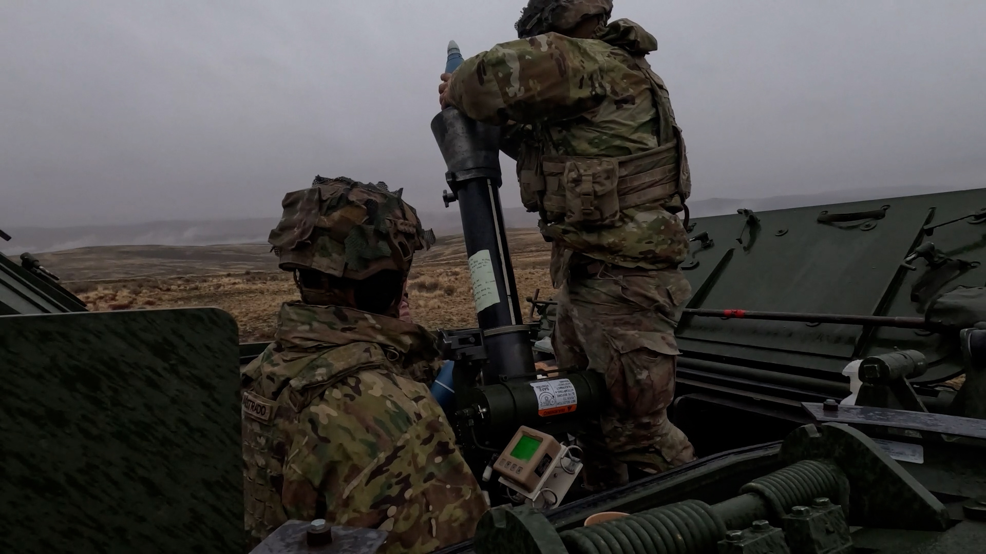 Soldados estadounidenses realizan entrenamiento en tiro real con morteros