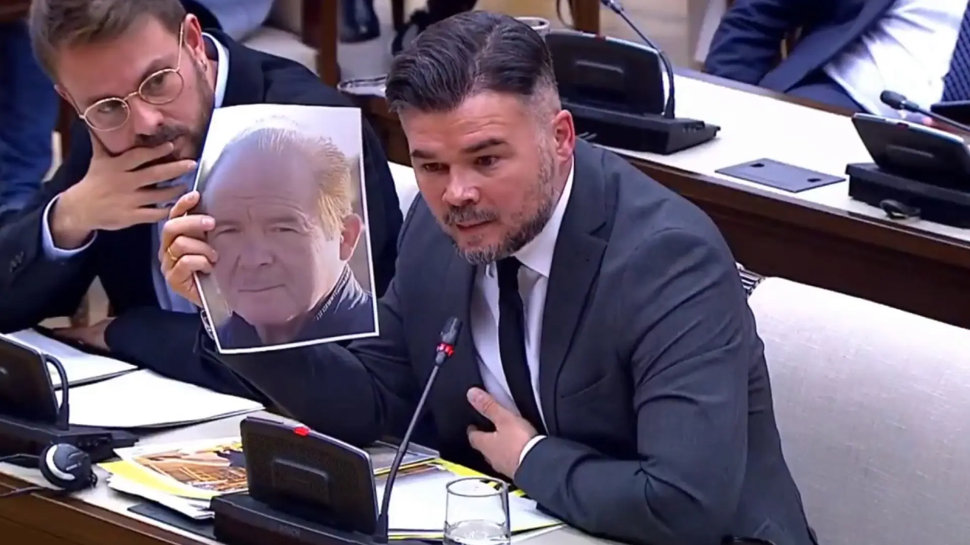 Rufián increpa a Mazón en la comisión de la DANA: "Le digo a la cara ...