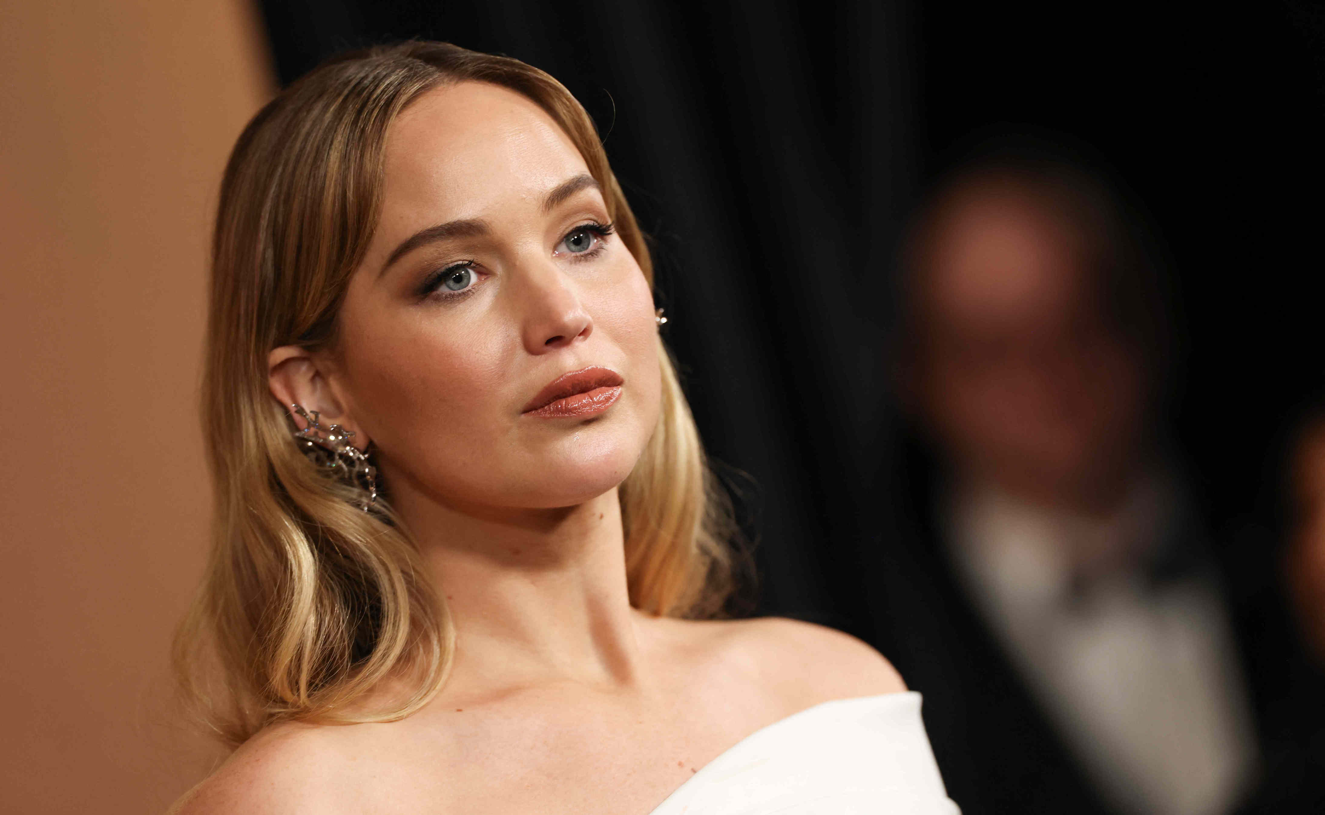 Jennifer Lawrence Shines in Vintage Earrings Worth Up to $500,000 and a ...