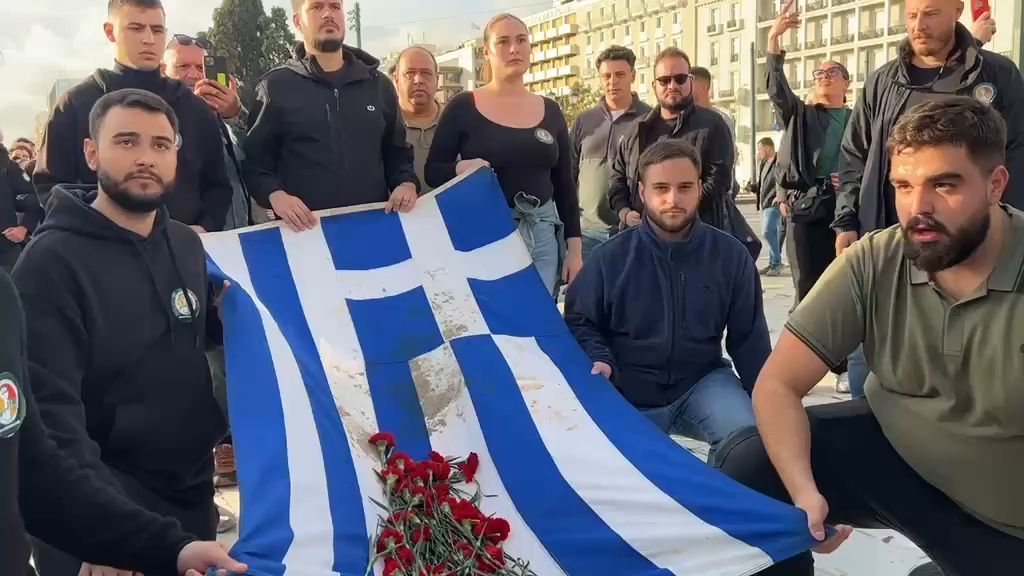 Η αιματοβαμμένη σημαία του Πολυτεχνείου στον Άγνωστο Στρατιώτη