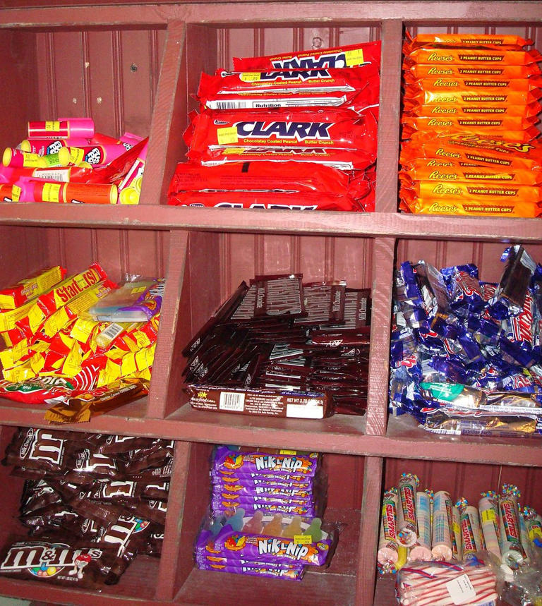 6 Discontinued Candy Bars Collectors Still Search For - Historians ...