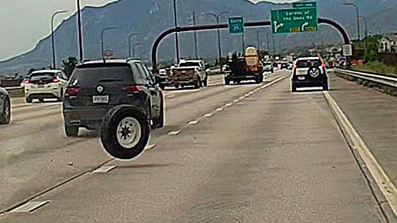 Παρά τρίχα ατύχημα από τροχό που χάνει όχημα στην κίνηση