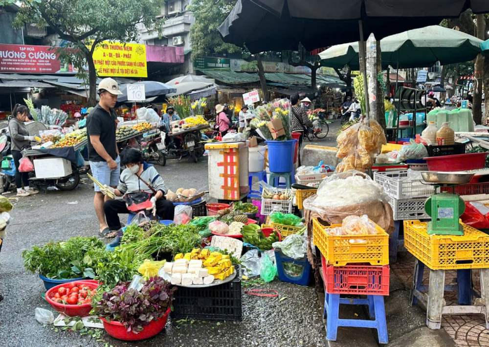 Giá rau đắt đỏ, người lao động tìm đủ cách ứng phó