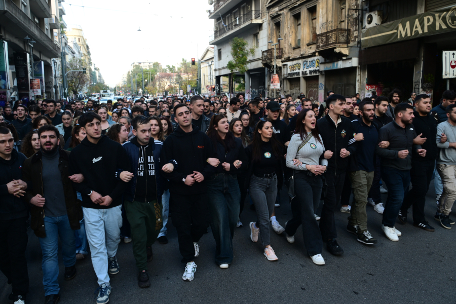 Επέτειος Πολυτεχνείου: Σε εξέλιξη η μεγάλη πορεία προς την πρεσβεία των ΗΠΑ