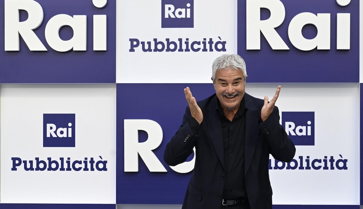 Pino Insegno e la bugie di Mare fuori, lo chiamano a fare il prof della ...