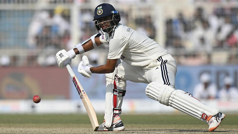 Kolkata minefield: Bavuma stands tall, Washington stands longer