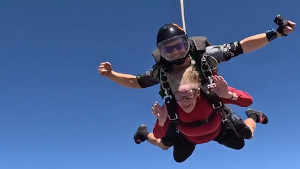 « C’était magnifique » : à 86 ans, une grand-mère américaine saute pour ...