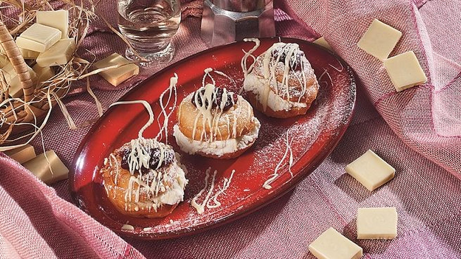 Bombolotti alla ricotta con cioccolato bianco e composta di mirtilli ...