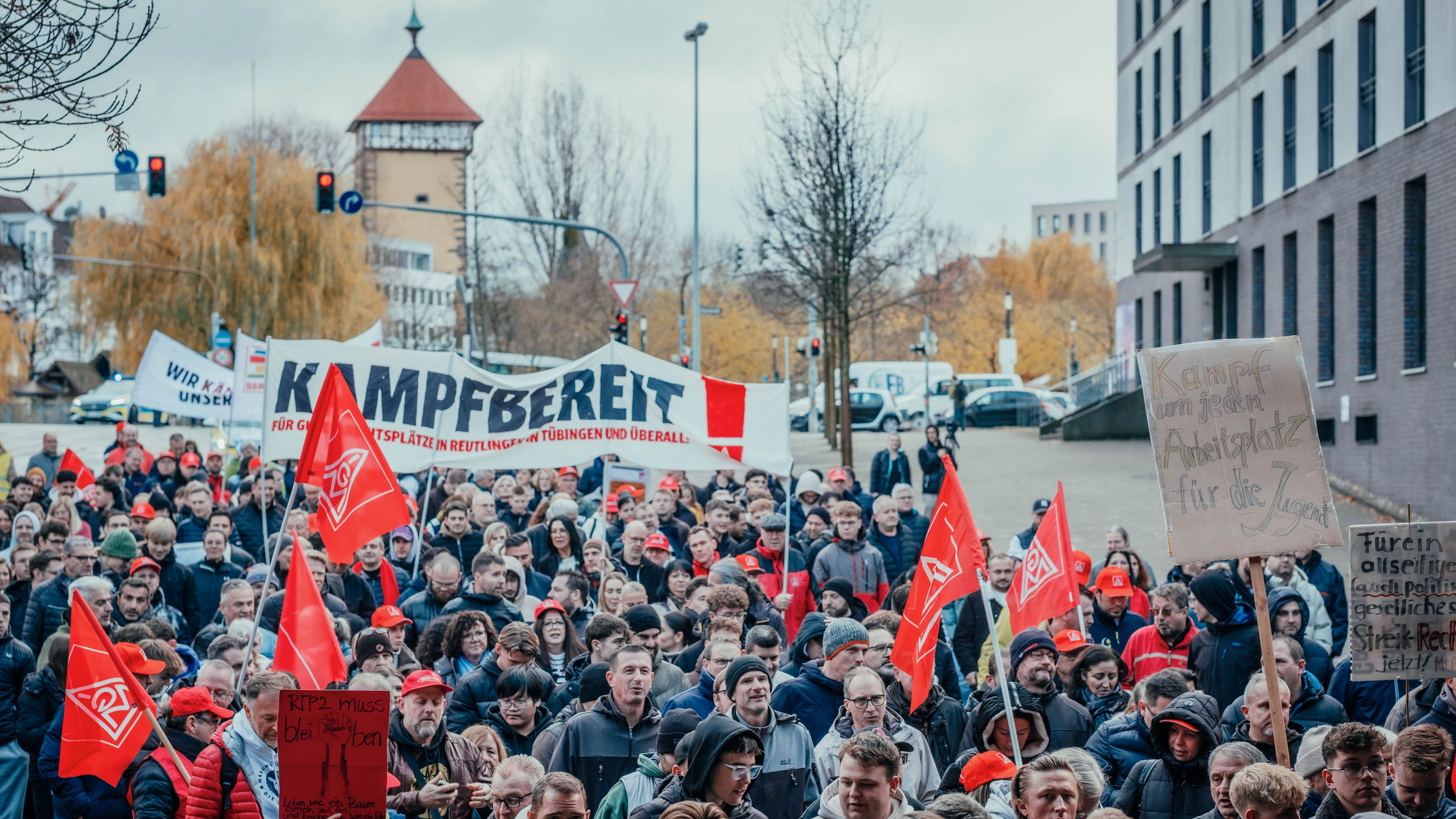Bosch in Reutlingen: Kampf den Jobkillern – 900 Menschen protestieren ...