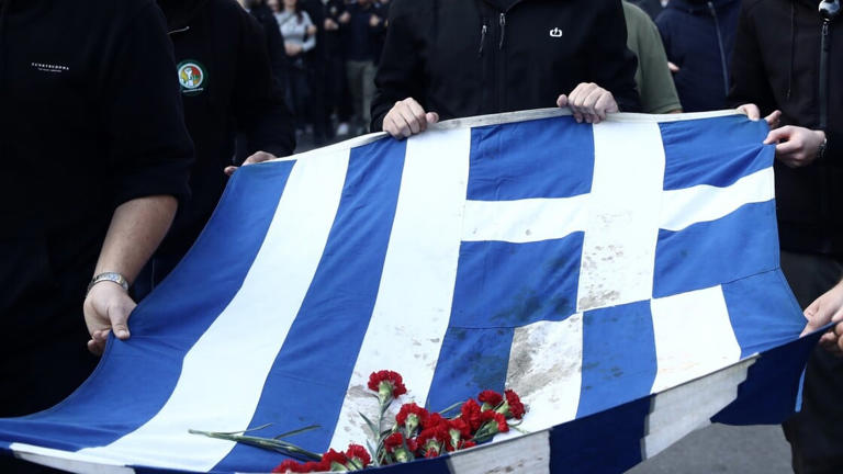 Πολυτεχνείο: Η σημαία έφτασε στην αμερικανική πρεσβεία — 11 συλλήψεις ...