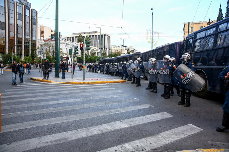 Πολυτεχνείο: Η σημαία έφτασε στην αμερικανική πρεσβεία — 11 συλλήψεις ...