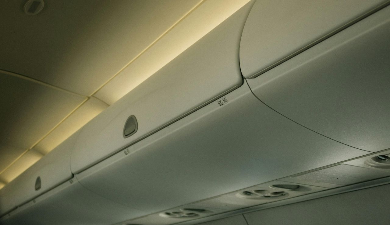 The Overhead Bin Etiquette Flight Attendants Wish Travelers Would ...