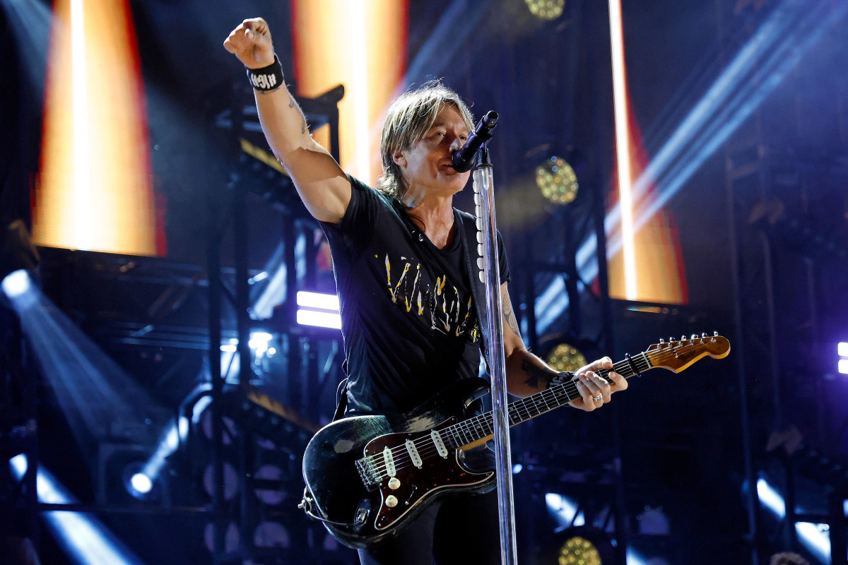 Keith Urban's Performance of 'Pink Pony Club' at Trump's Mar-a-Lago ...