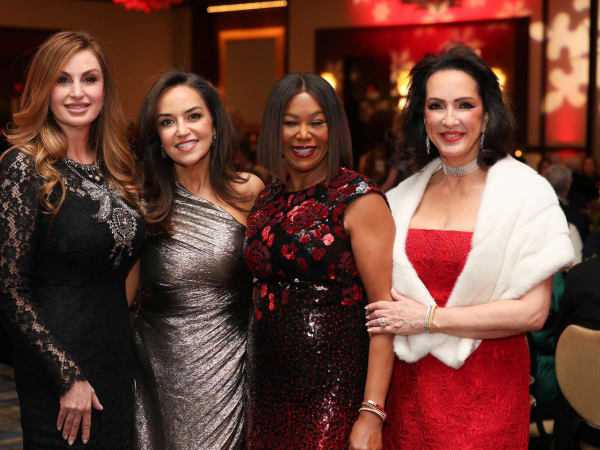 Astros legend Jeff Bagwell helps Houston nonprofit raise $1 million
