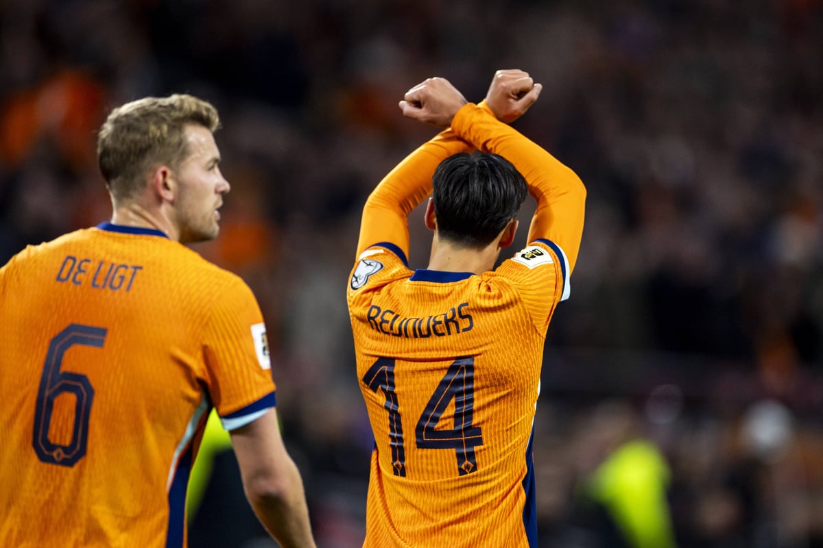 Tijjani Reijnders juicht als Wout Weghorst na zijn doelpunt voor Oranje ...