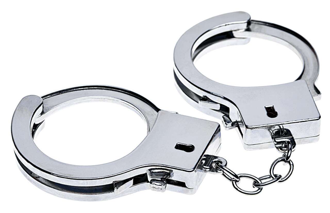 Corrections officer accused of smuggling drugs into S.A.-area facility