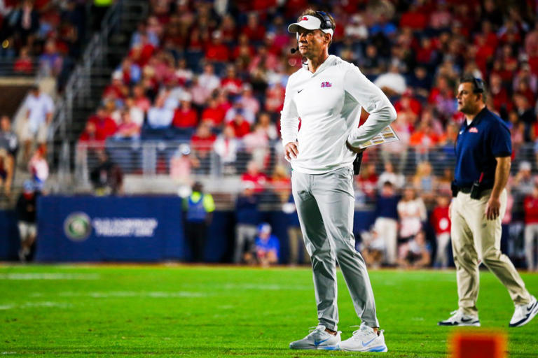LSU flies Lane Kiffin’s family in for tour as coaching pursuit heats up