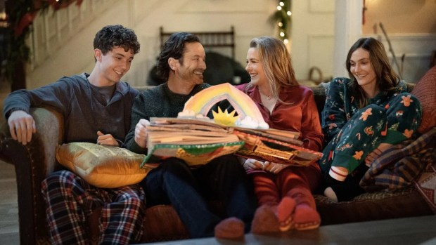 'A Merry Little Ex-Mas' Cast and Character Guide: Who's Who in Netflix ...