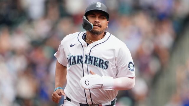 Mariners make first off-season splash by re-signing Canada’s Josh Naylor