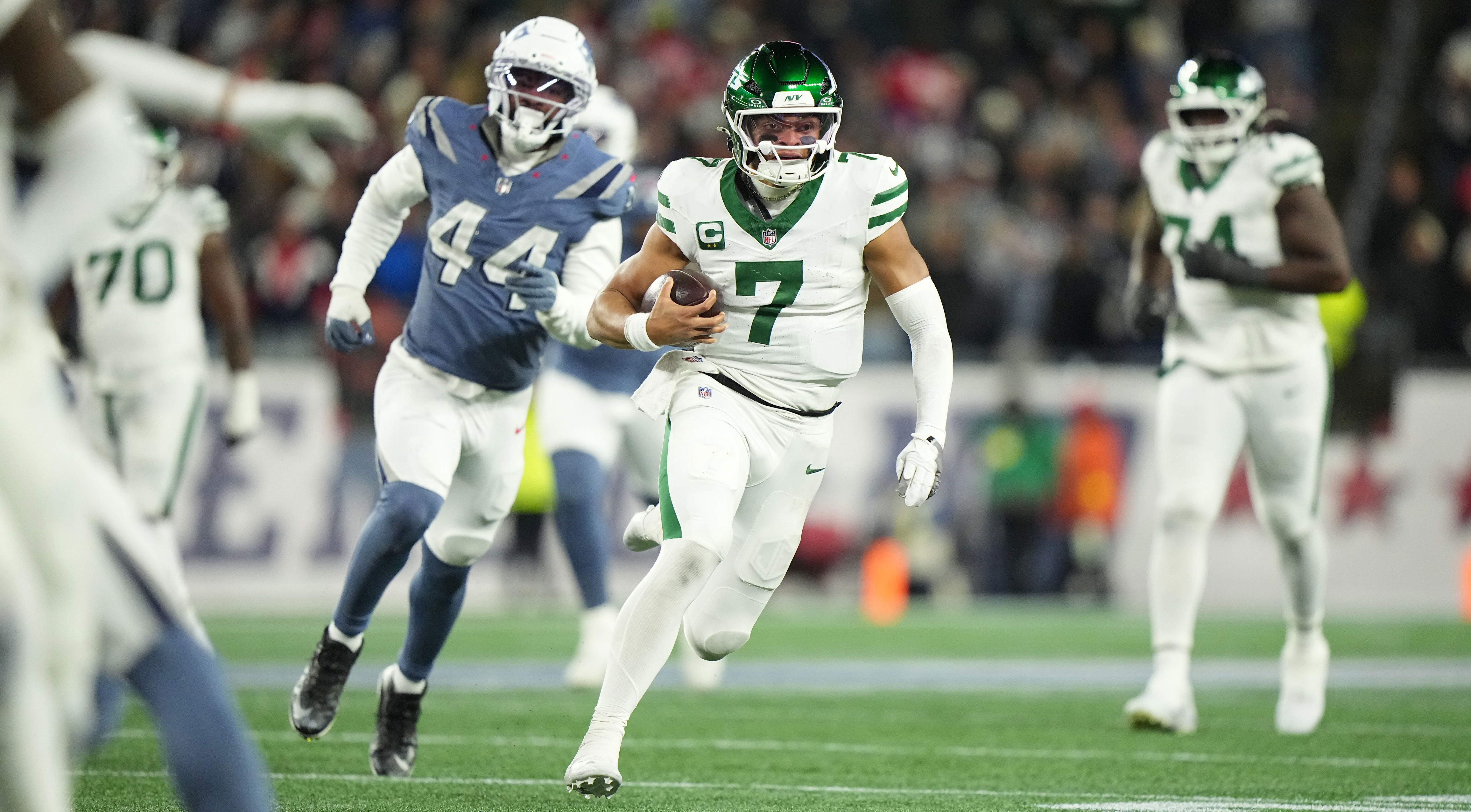 Jets bench starting quarterback after loss to Patriots