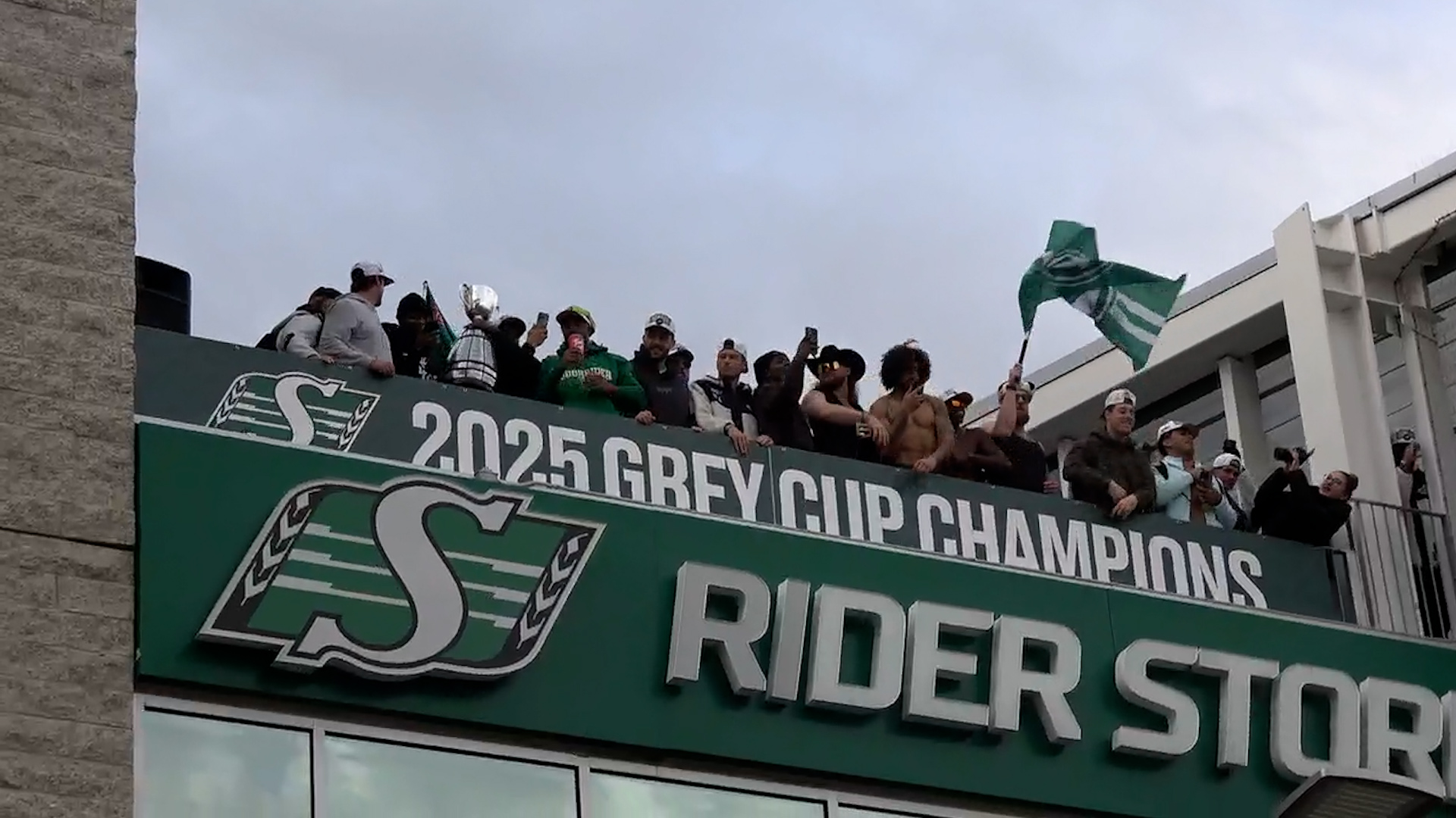 Saskatchewan Roughriders come home, hoist Grey Cup to cheering fans