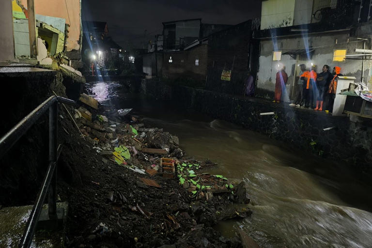 Lima Rumah Roboh di Tasikmalaya Digerus Sungai Cidukuh, BPBD Tunda ...