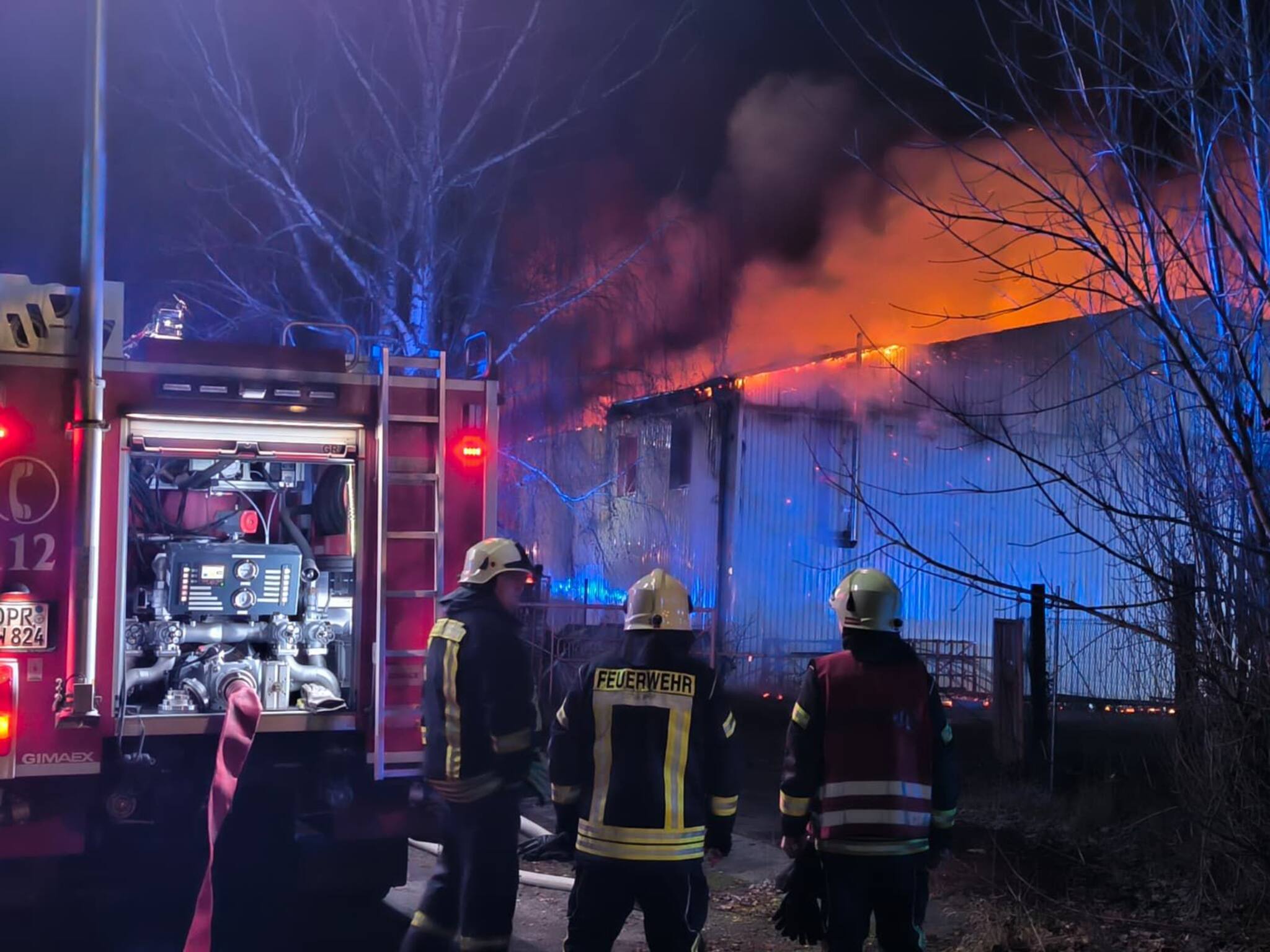 Großbrand in Rheinsberg: Lagerhalle steht in Flammen - mehrere Explosionen