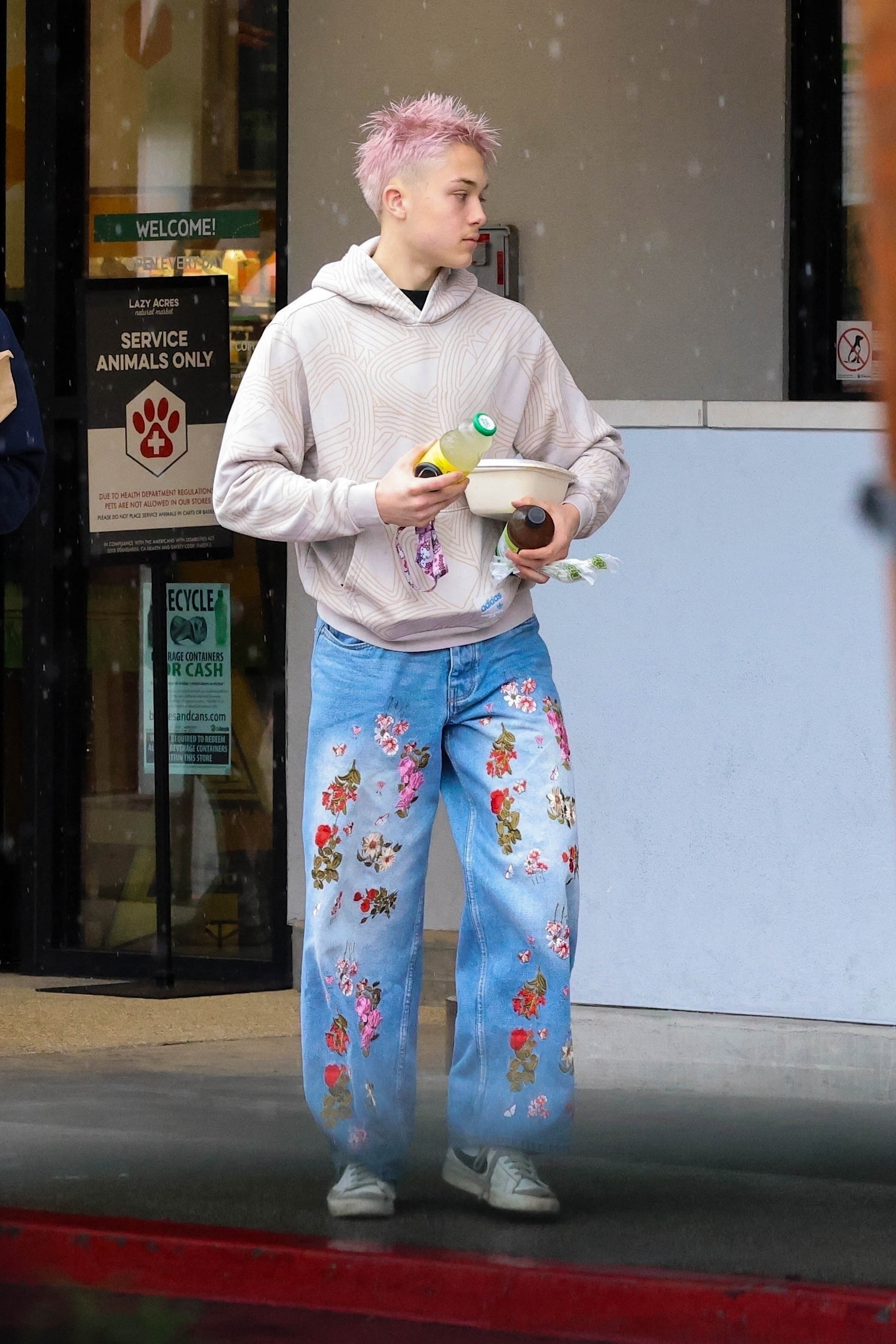 Angelina Jolie’s son Knox, 17, debuts bold hair transformation in nod ...