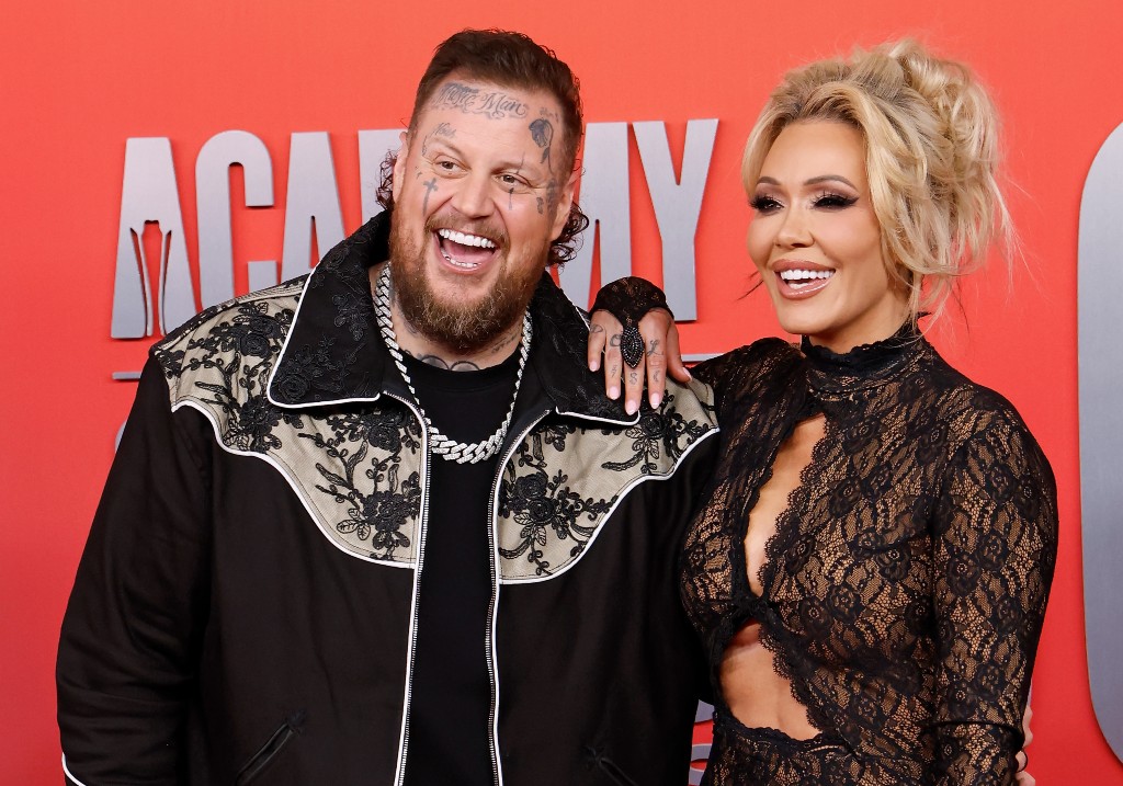 Jelly Roll shocks wife by shaving beard for 1st time after major weight ...