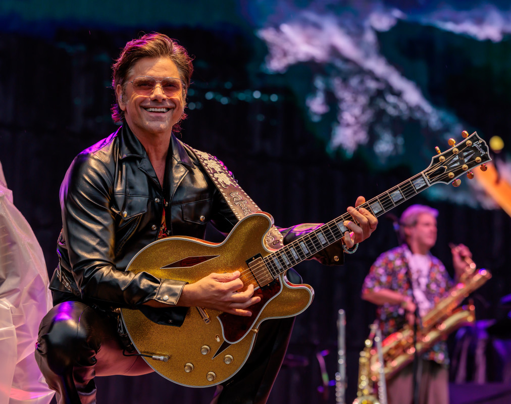 John Stamos Sings Beloved 'Jesse and the Rippers' Song During Beach ...
