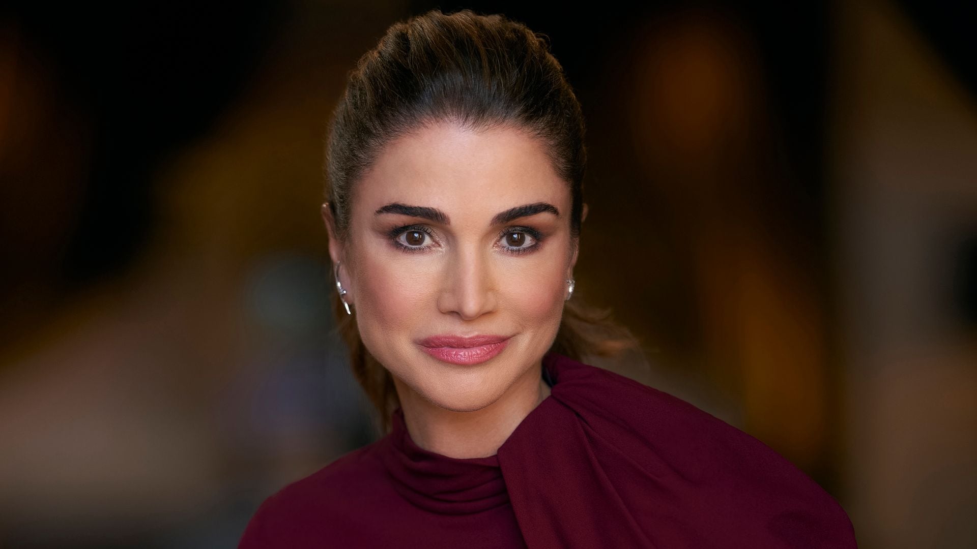 Queen Rania of Jordan shines in all-white sash, chilaba, and shirt ...