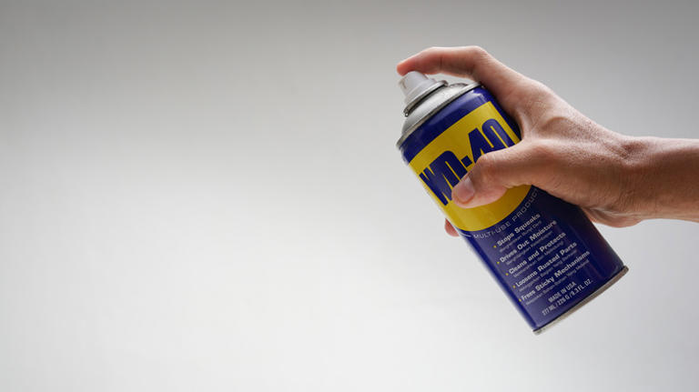 A Simple Trick To Remove Stickers From Glass Uses A Common Household ...