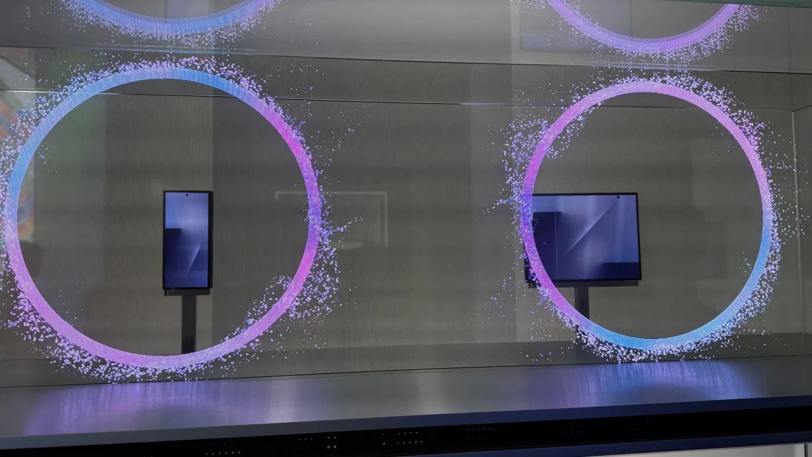 Si un smartphone normal cuesta 1.000 euros y un plegable 2.000, estaba ...