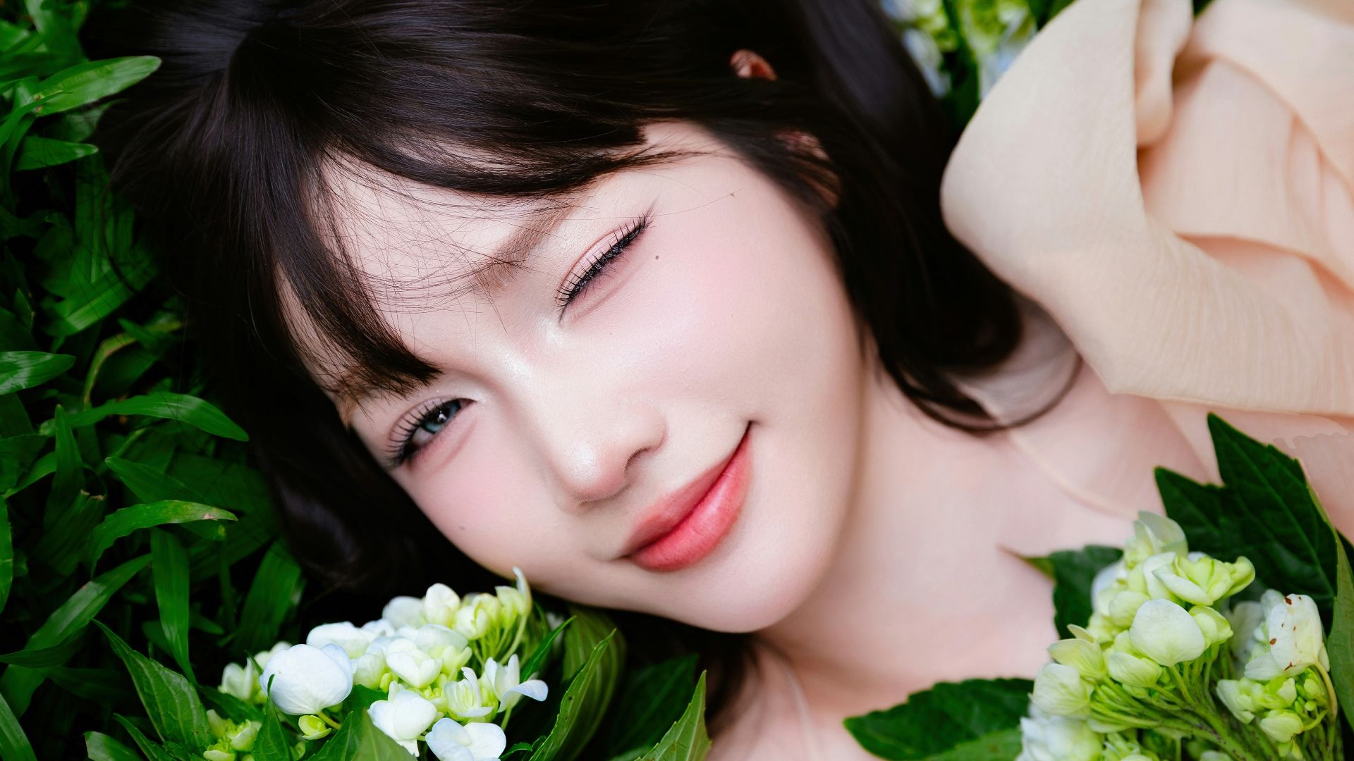 10 Actions Women Do That Men Find Super Attractive & Vice Versa