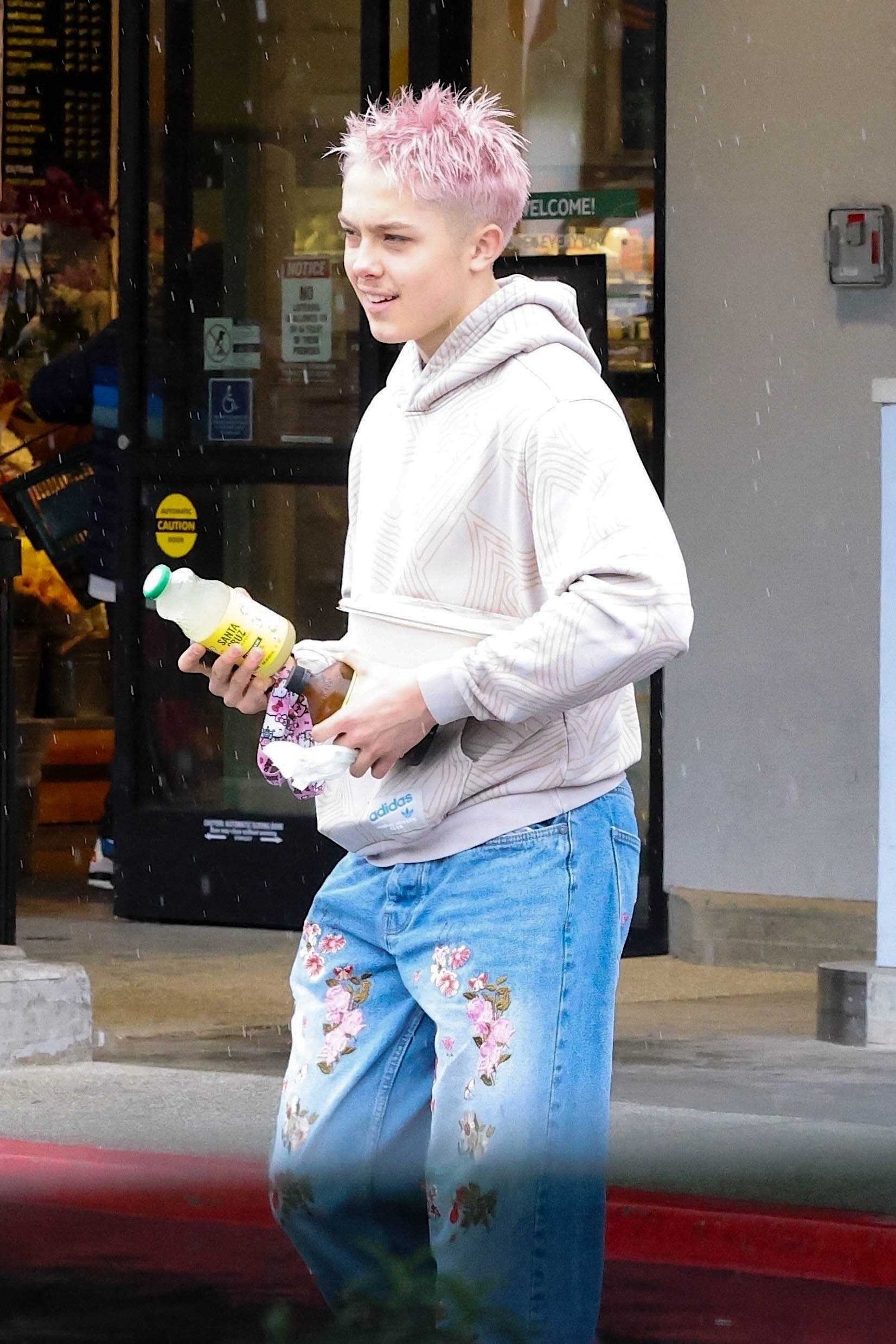 Angelina Jolie’s son Knox, 17, debuts bold hair transformation in nod ...