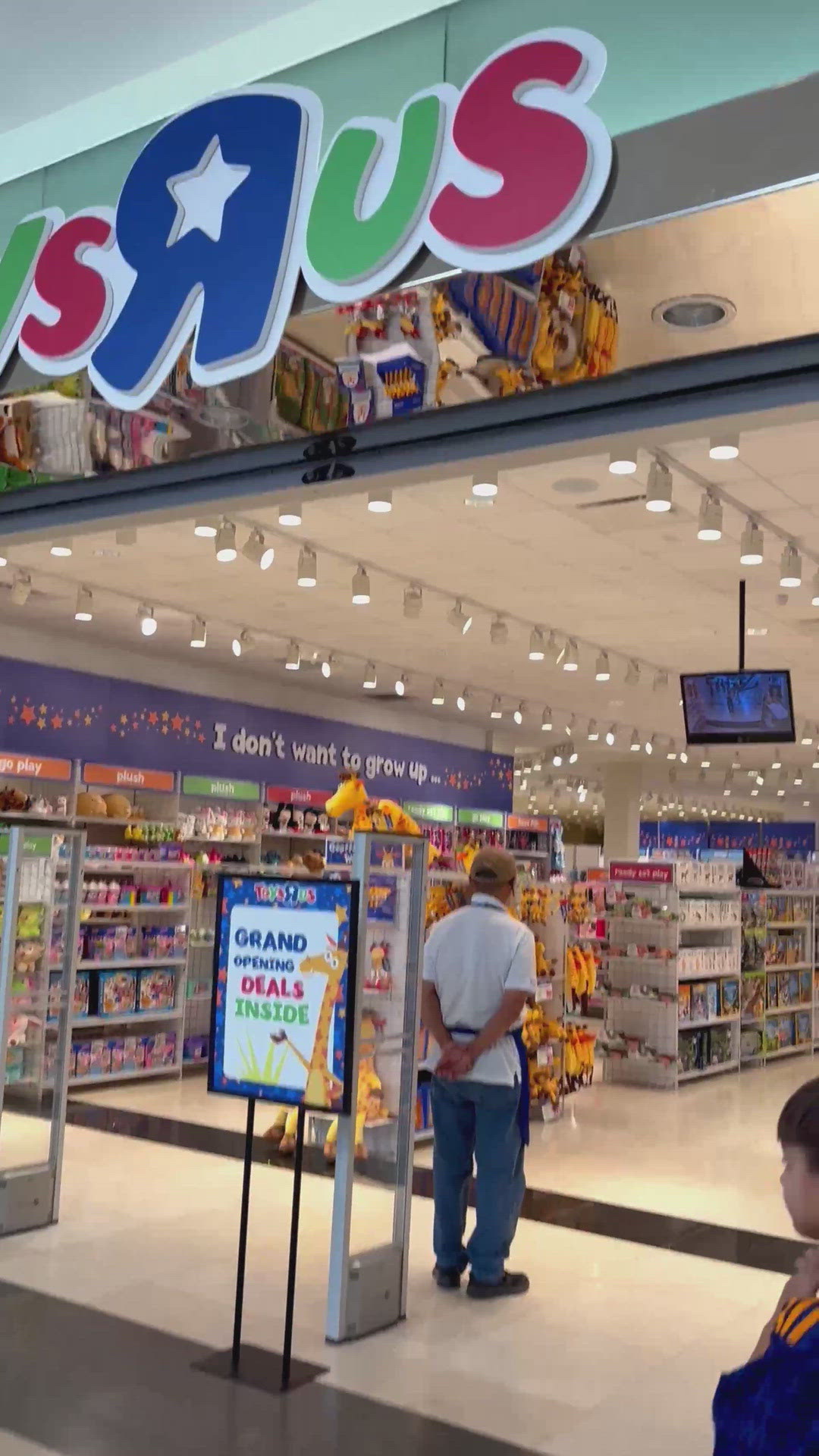 Toys R Us makes its return to San Antonio