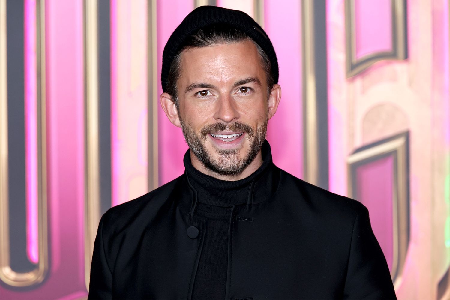 Jonathan Bailey Steps Out in a Monochromatic Turtleneck and Suit at N.Y ...