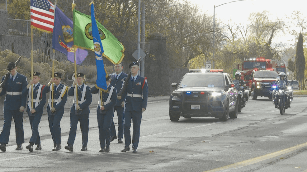 LC Valley gathered to honor veterans with floats, music, and waves on ...
