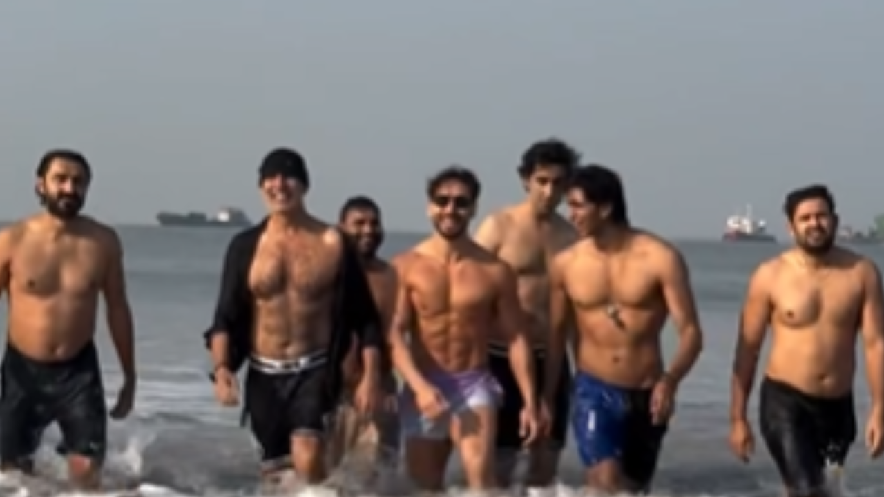 Akshay Kumar, Tiger Shroff Flex Beach-Ready Abs At Juhu For Ocean’s 9 ...
