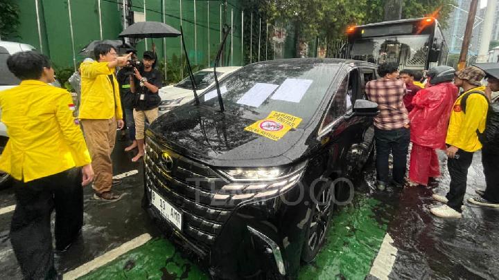 Demo Tolak RUU KUHAP, BEM UI Desak Buka Pintu Gerbang DPR