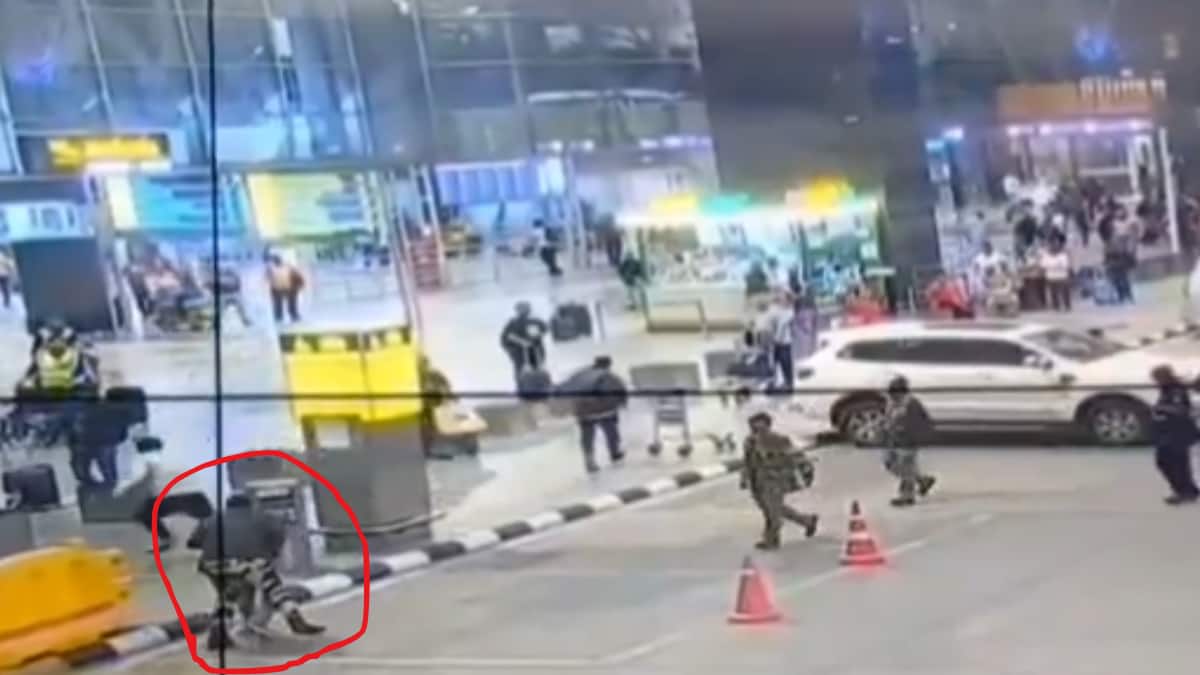 WATCH: CISF Stops Knife-Wielding Man Charging At Cab Drivers At ...