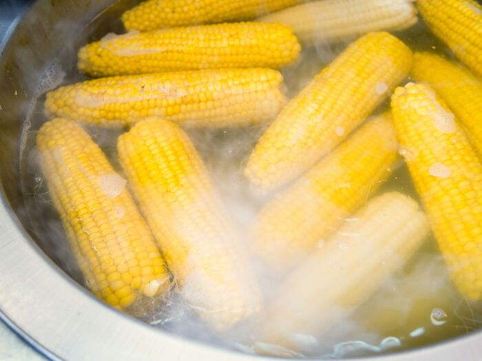 Tips Merebus Jagung Manis Supaya Cepat Empuk dan Tetap Hemat Gas