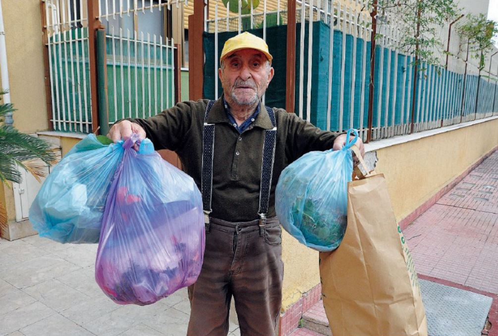 Palermo, «A 92 anni rischio la vita per gettare l’immondizia»