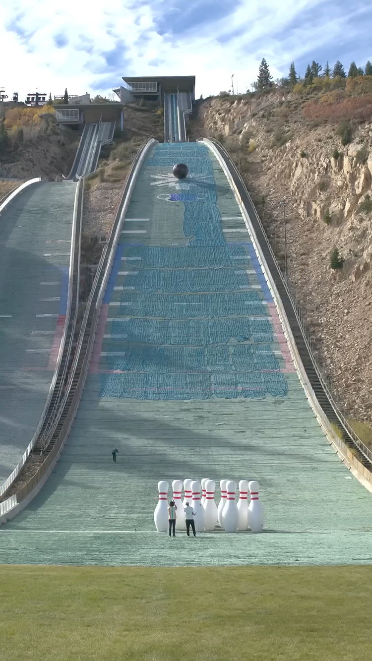 Bowlingbal van grote hoogte op skisprong