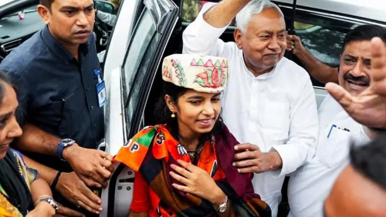 Maithili Thakur wanted to quit singing and prepare for UPSC. Mocked as ...