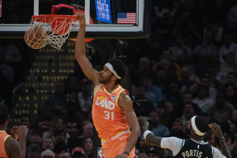 Mitchell's 37 points power Cavaliers to victory over Bucks as ...