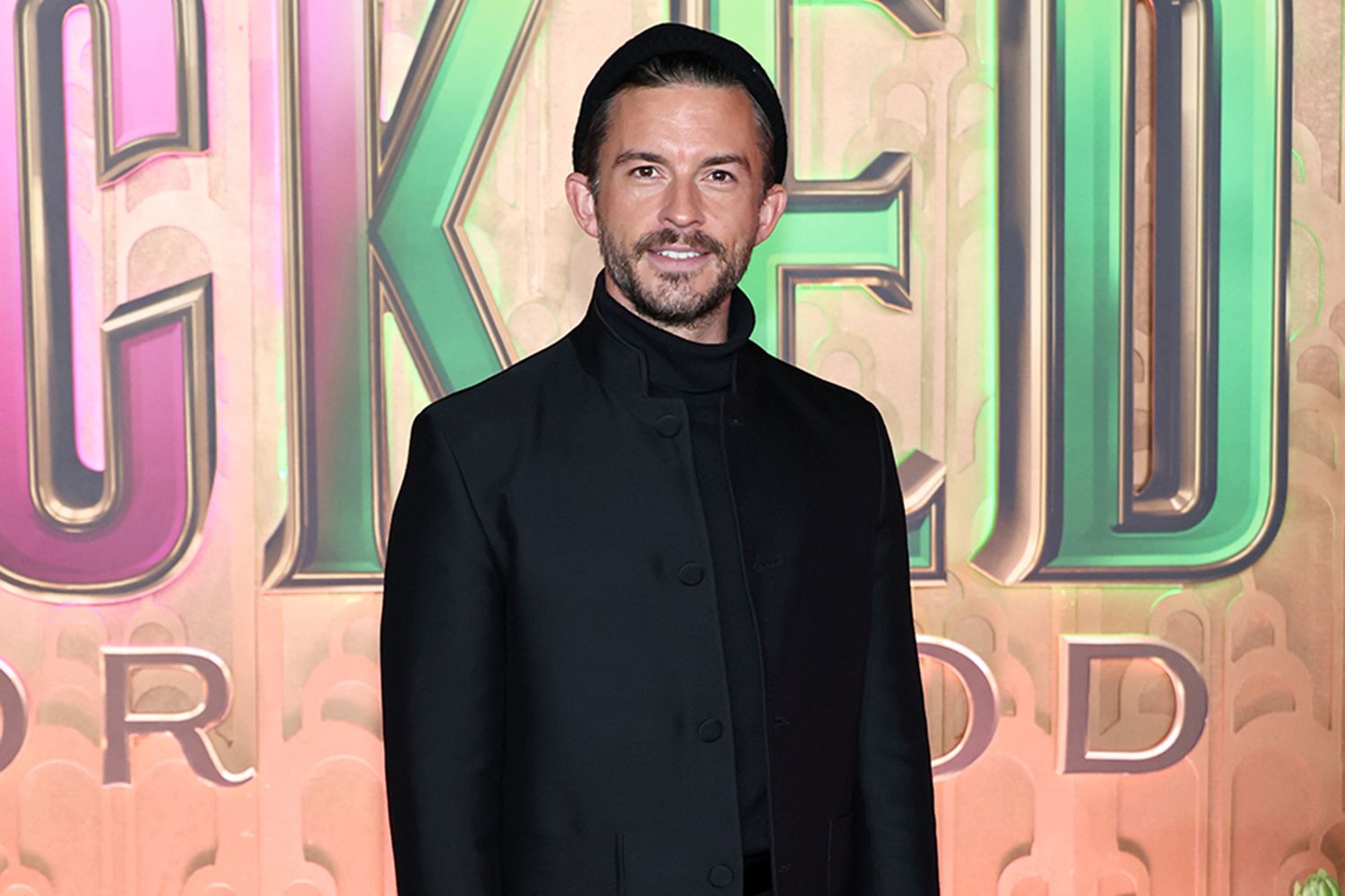 Jonathan Bailey Wraps His “Wicked: For Good” Global Tour with a Mini-Me ...