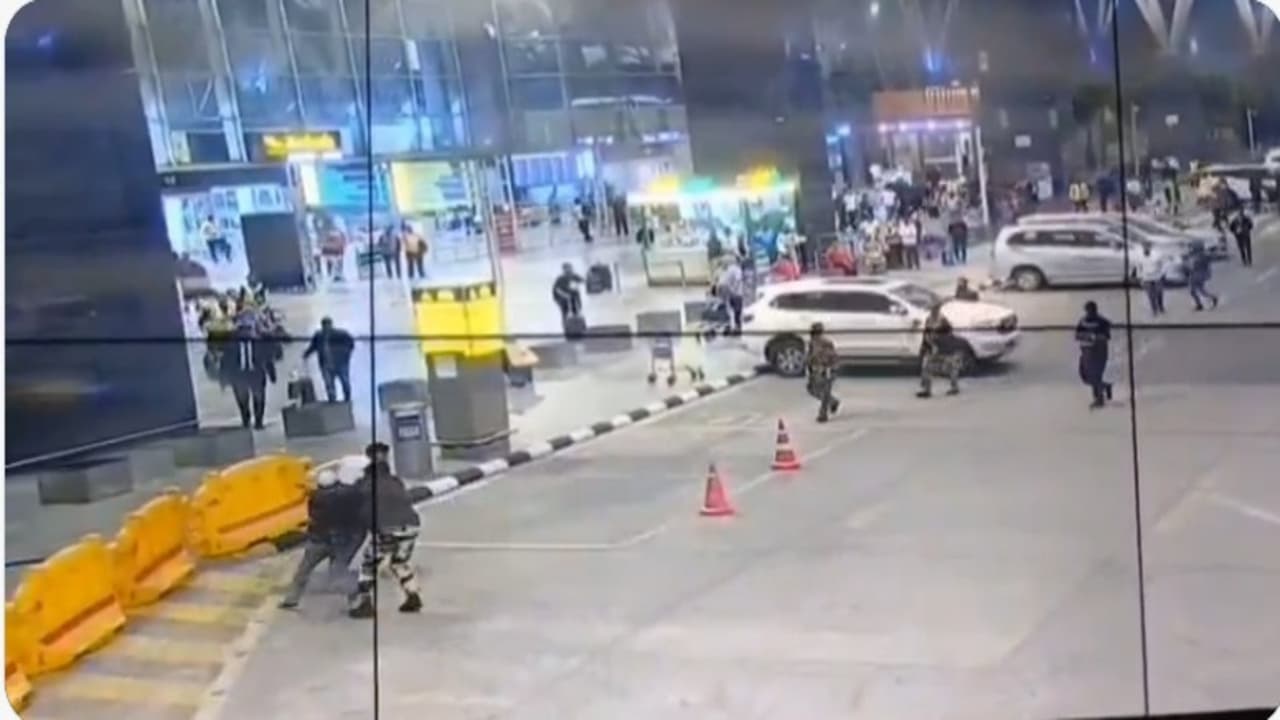 Bengaluru Airport Security Alert: एयरपोर्ट पर चाकू लेकर दौड़ा शख्स-2 ...